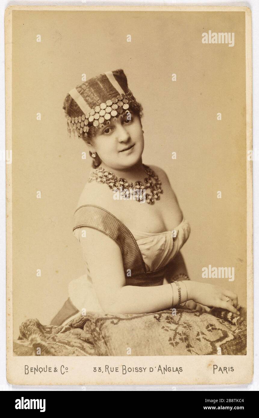 Portrait of Anat, dancer "Anat, danseuse". Photographie de Wilhelm ...