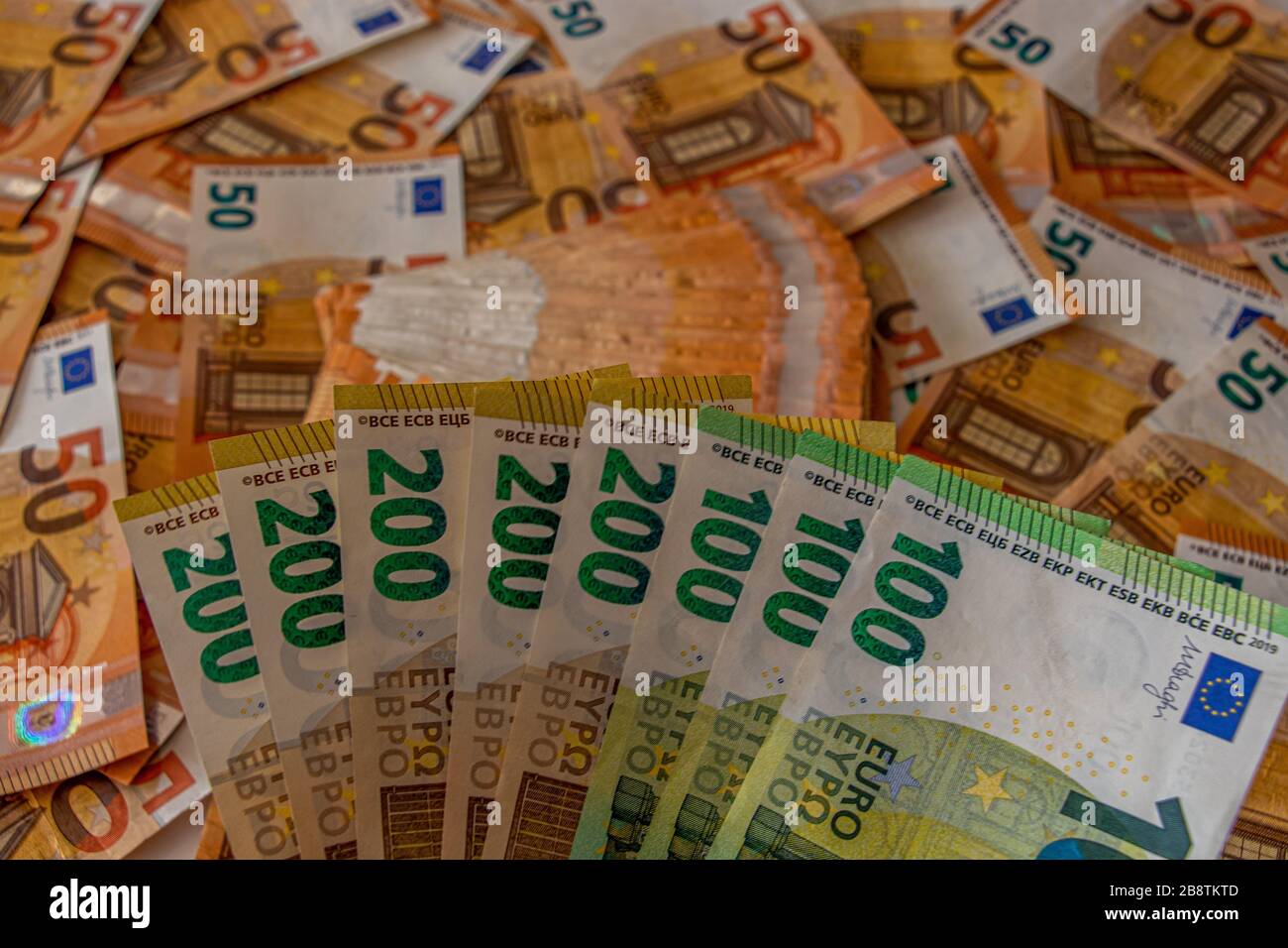Pile of 100 euro notes hi-res stock photography and images - Alamy