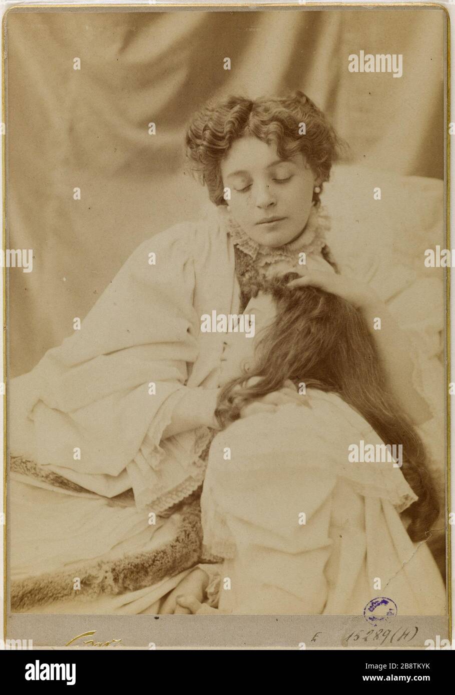 actress Rejane portrait with a child. Portrait de l'actrice Réjane avec ...