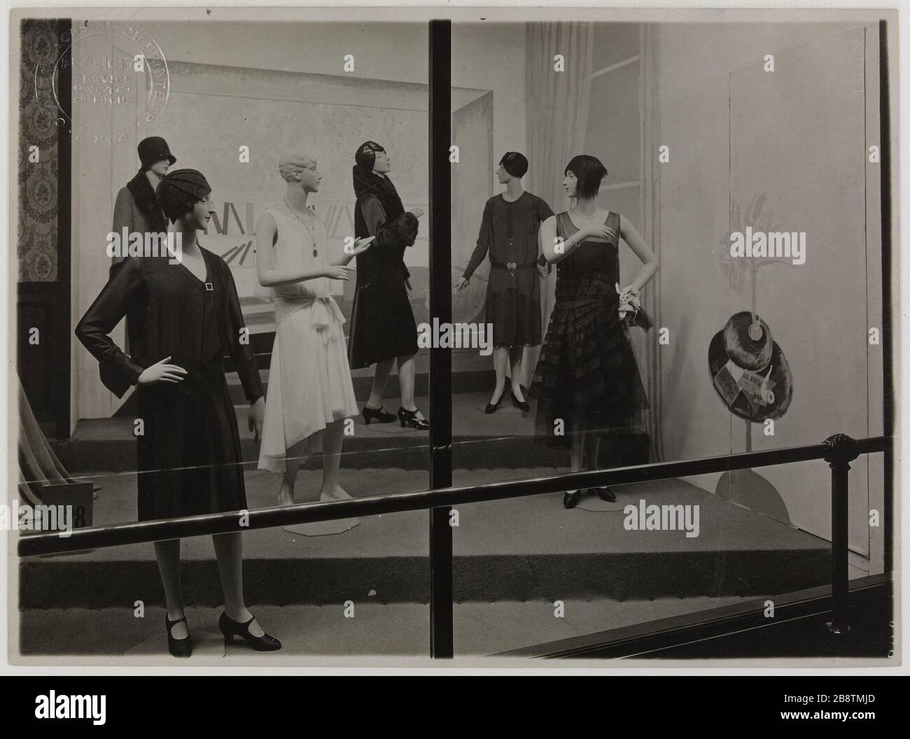 Six models in a dress. Six mannequins en robe. Photographie anonyme ...