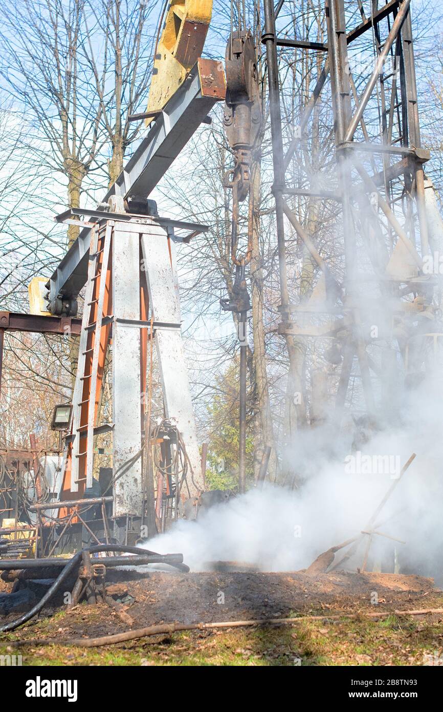 Workover rig hi-res stock photography and images - Alamy