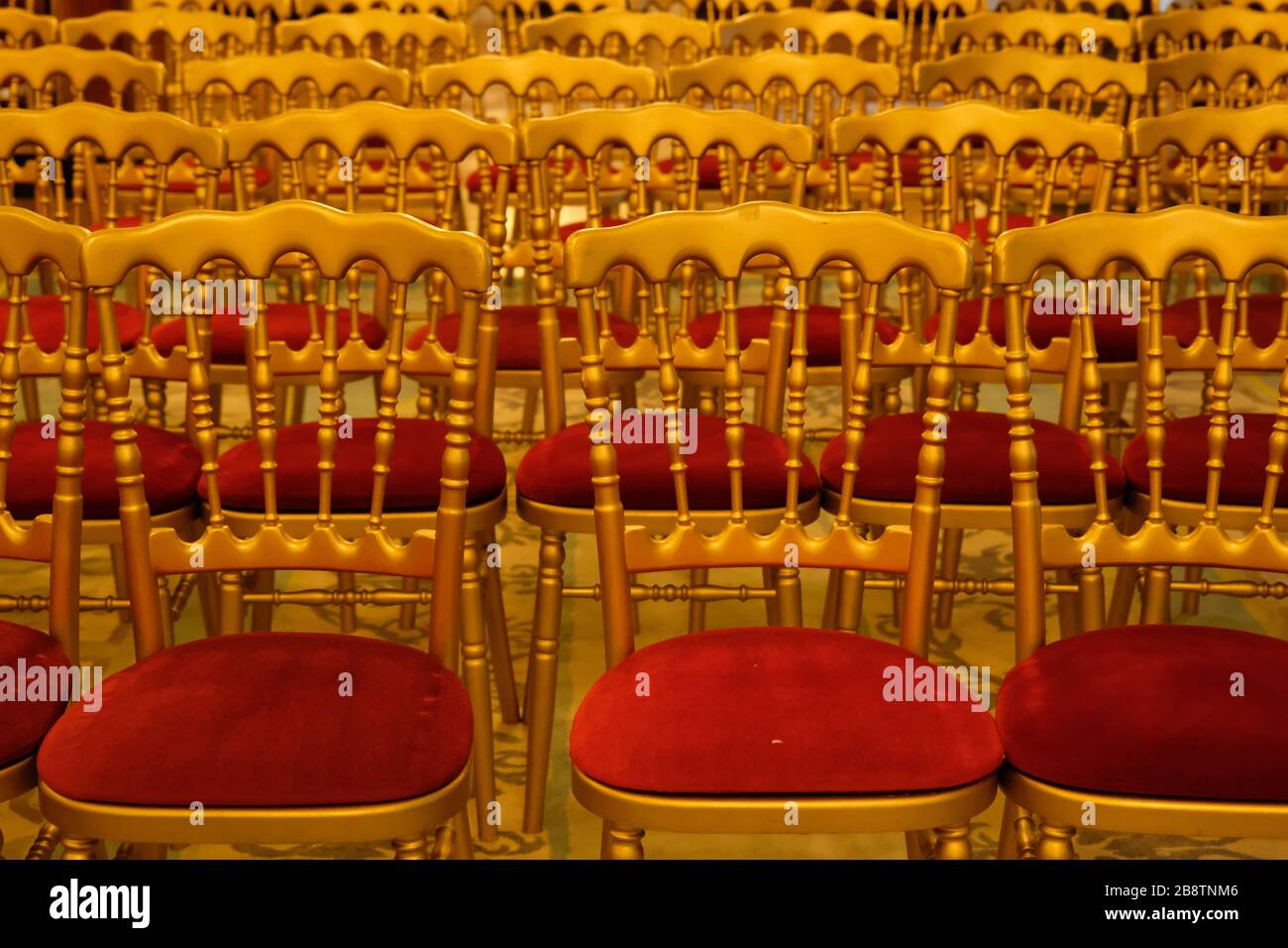 Empty showroom hi-res stock photography and images - Alamy