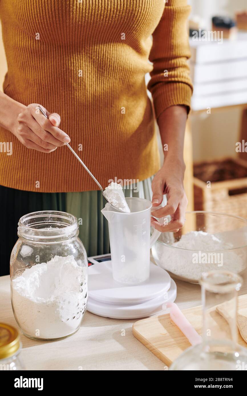 Pouring baking soda powder in hi-res stock photography and images - Alamy