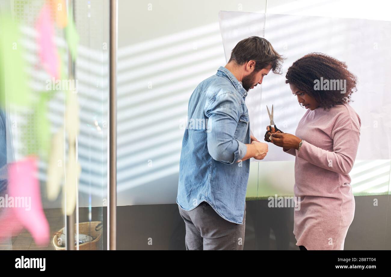 Business colleagues set up a pin board for the brainstorming workshop ...