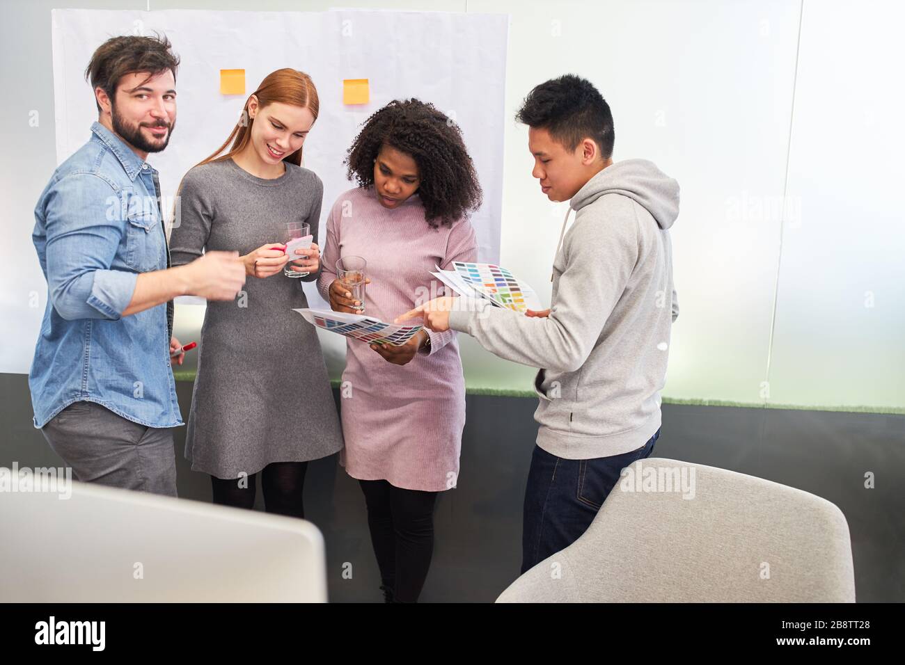 Team project meeting hi-res stock photography and images - Alamy