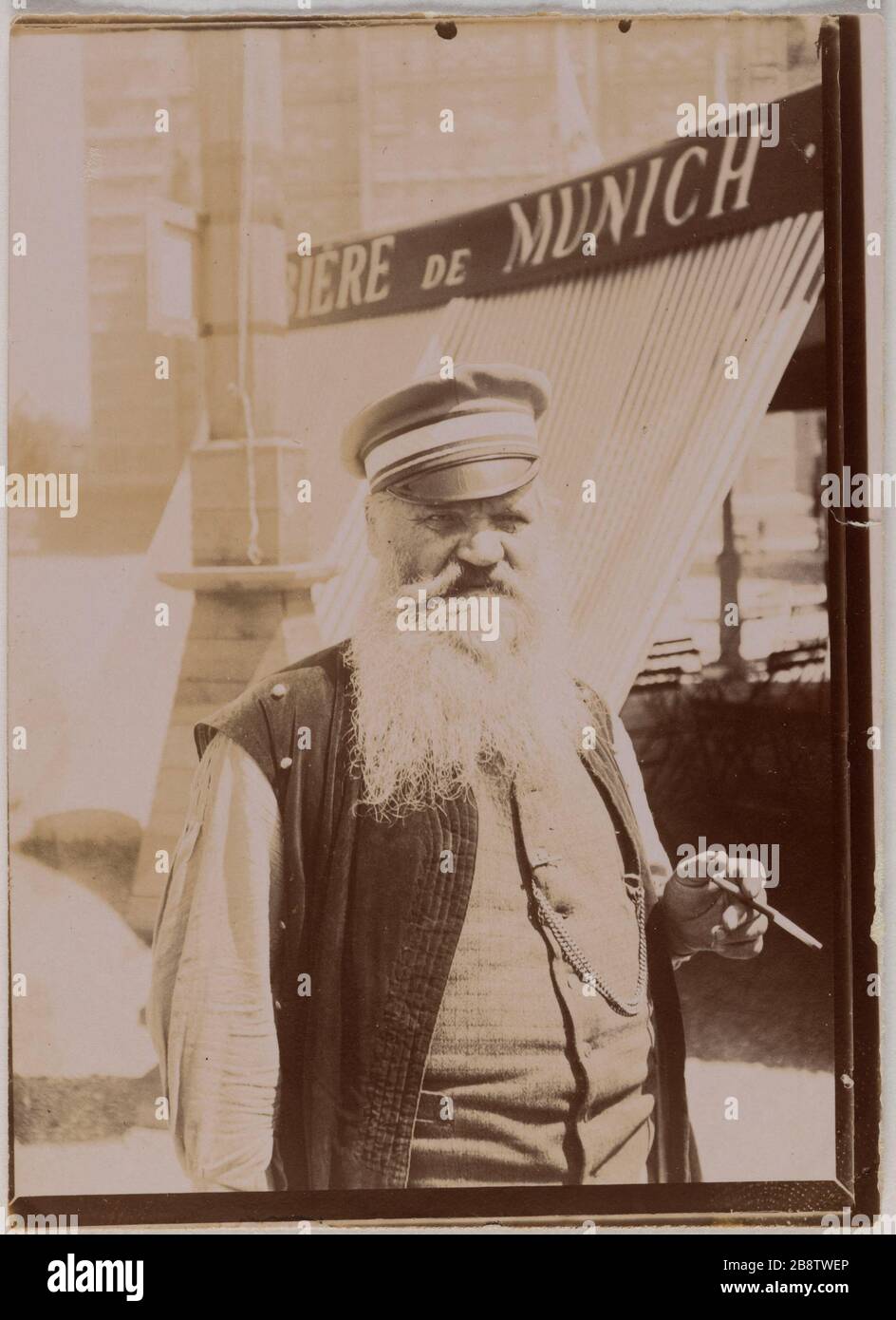 Paris / Exp. 1900 Man standing in front of a Munich beer stand ...
