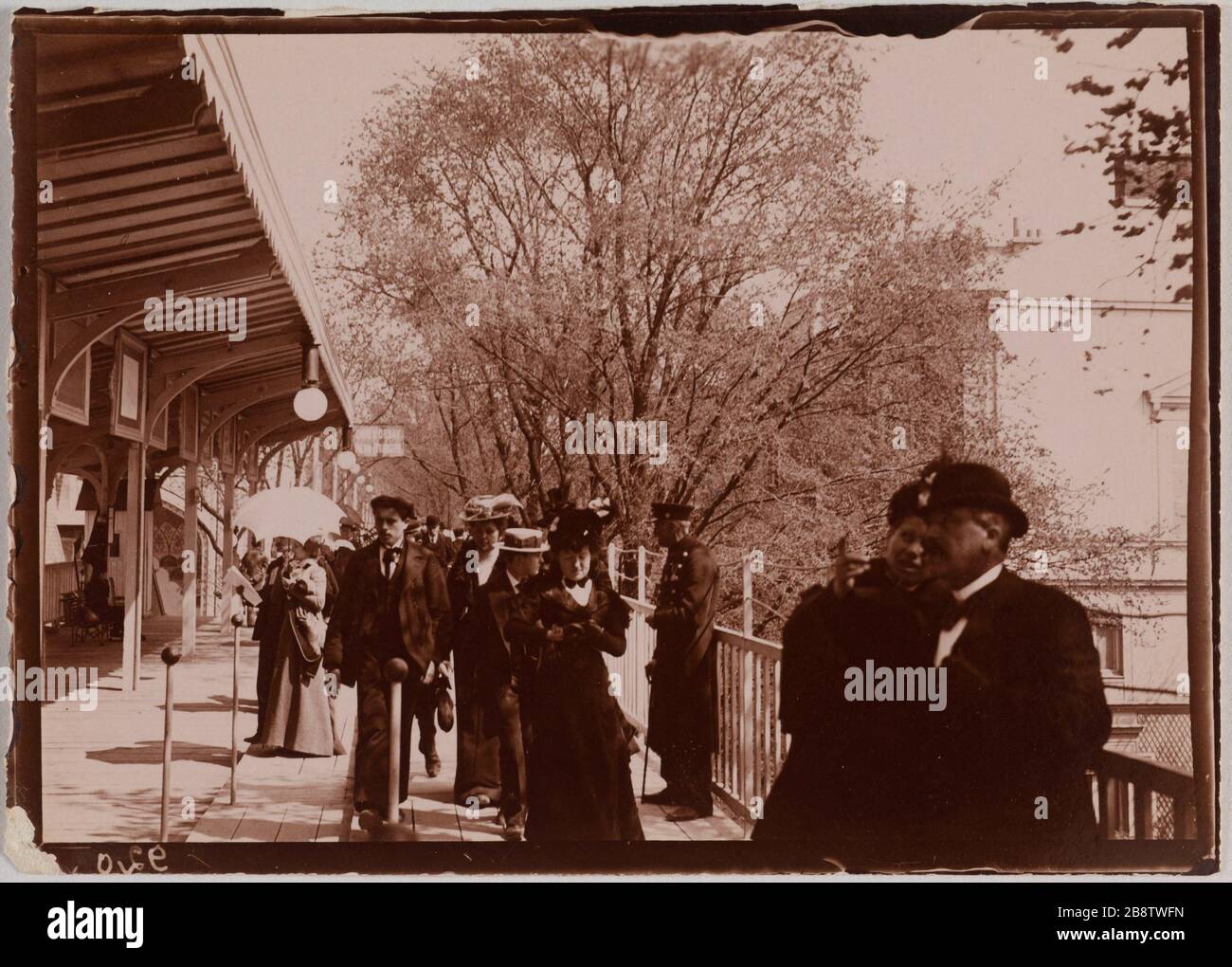 Paris trottoir 1900 hi-res stock photography and images - Alamy