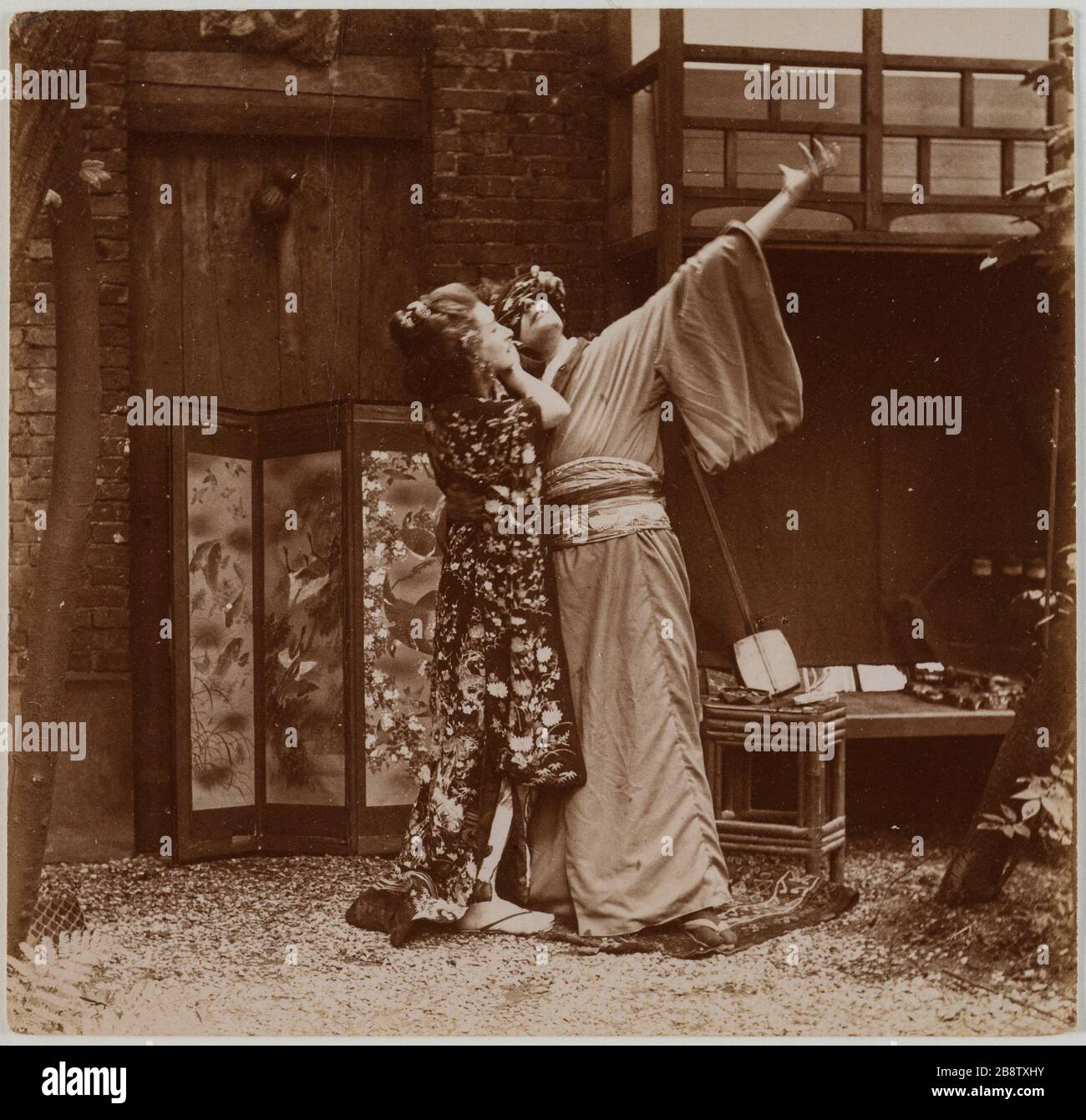 Two actors wearing Japanese traditional clothes in a garden. Deux ...