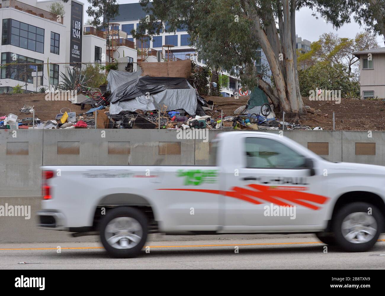 101 freeway homeless hi-res stock photography and images - Alamy
