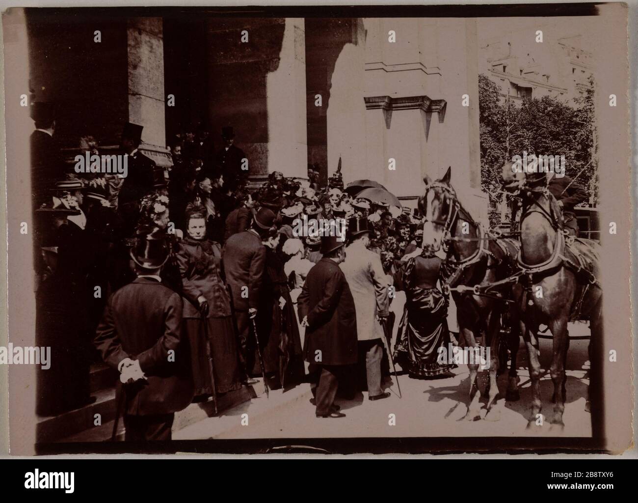 Crowd waiting on the steps of a building "Foule attendant sur les ...
