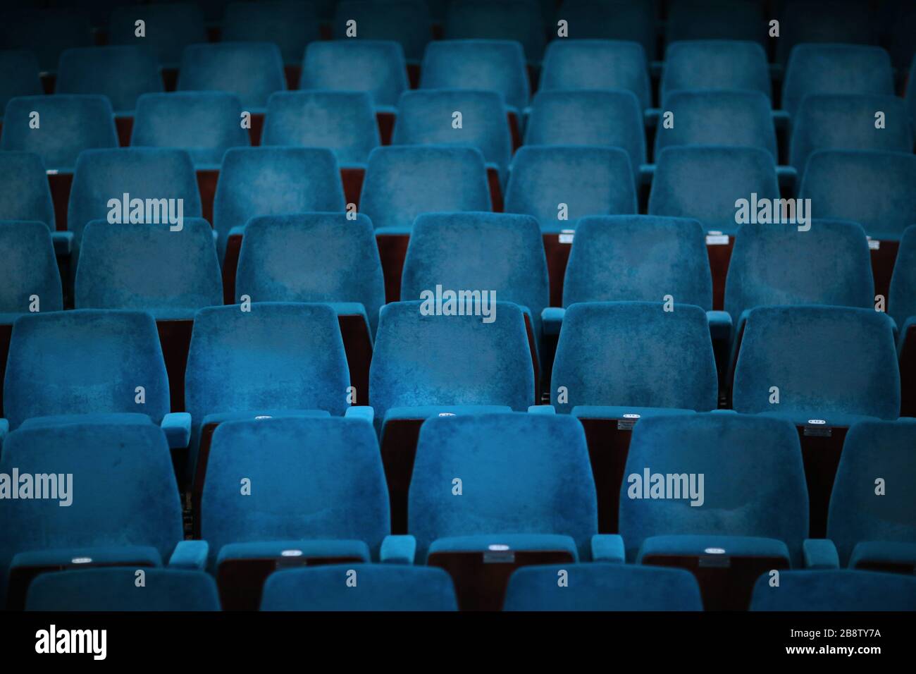 Row of theatre chairs hi-res stock photography and images - Alamy