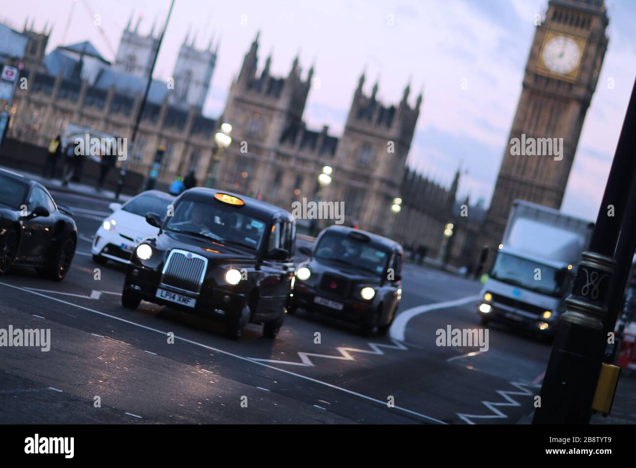 London taxi tower bridge hi-res stock photography and images - Alamy