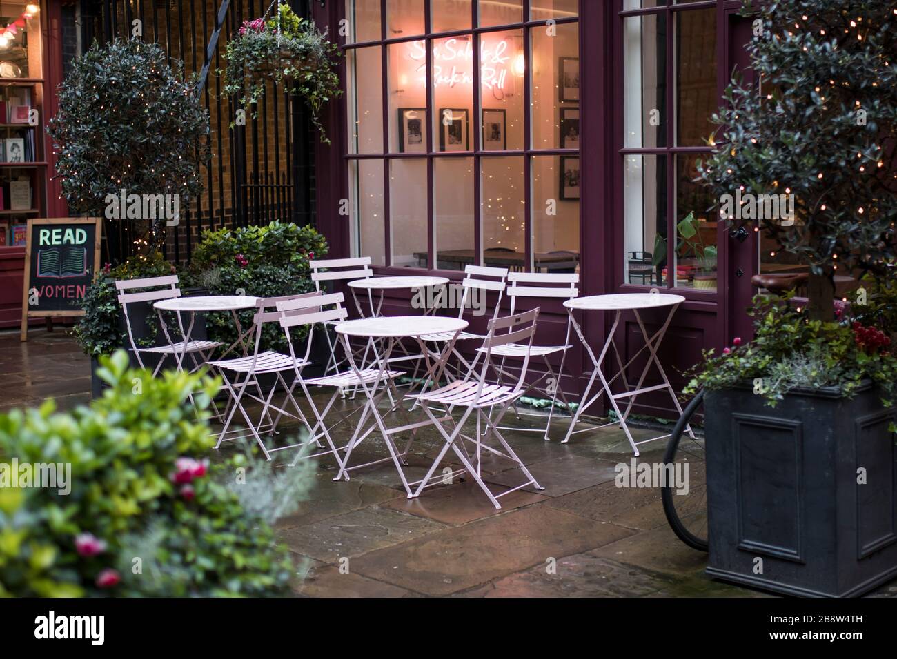 London cafe exterior rain hi-res stock photography and images - Alamy