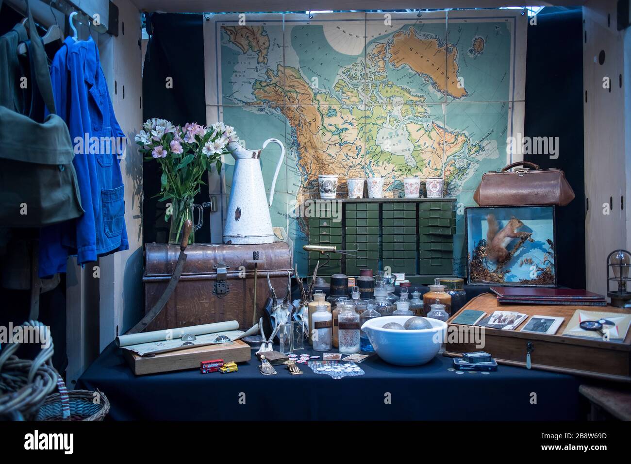 Map drawers hi-res stock photography and images - Alamy