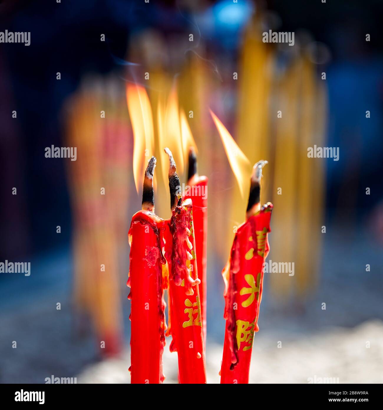 Candles in a chinese temple hi-res stock photography and images - Alamy