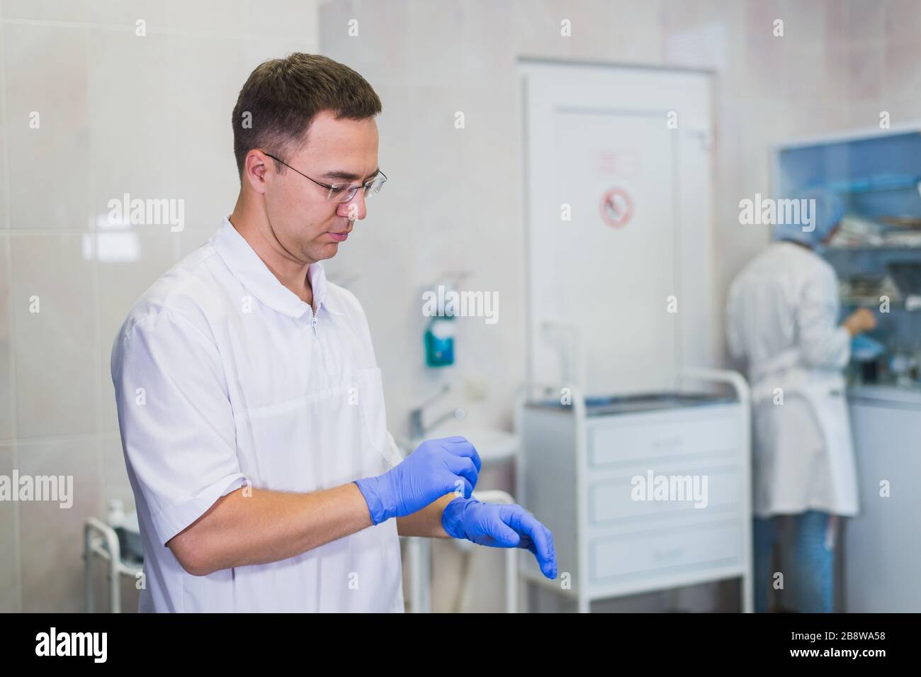 Doctor wearing white lab coat hi-res stock photography and images - Alamy
