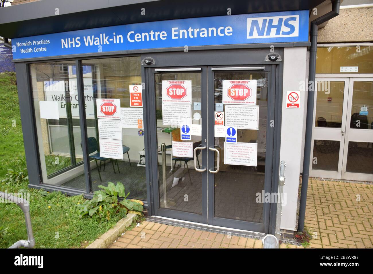 Nhs walk in centre hi-res stock photography and images - Alamy