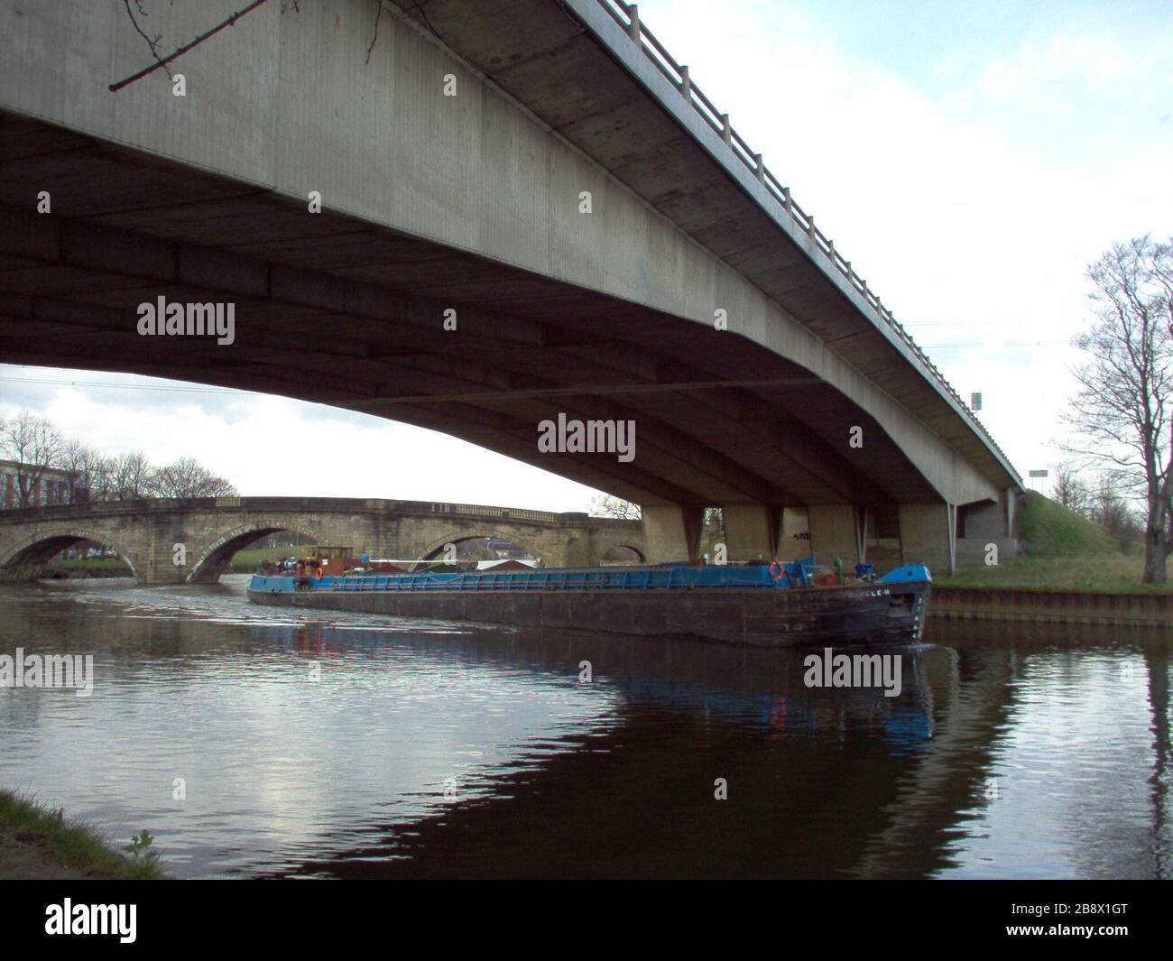 Barge using lock hi-res stock photography and images - Alamy