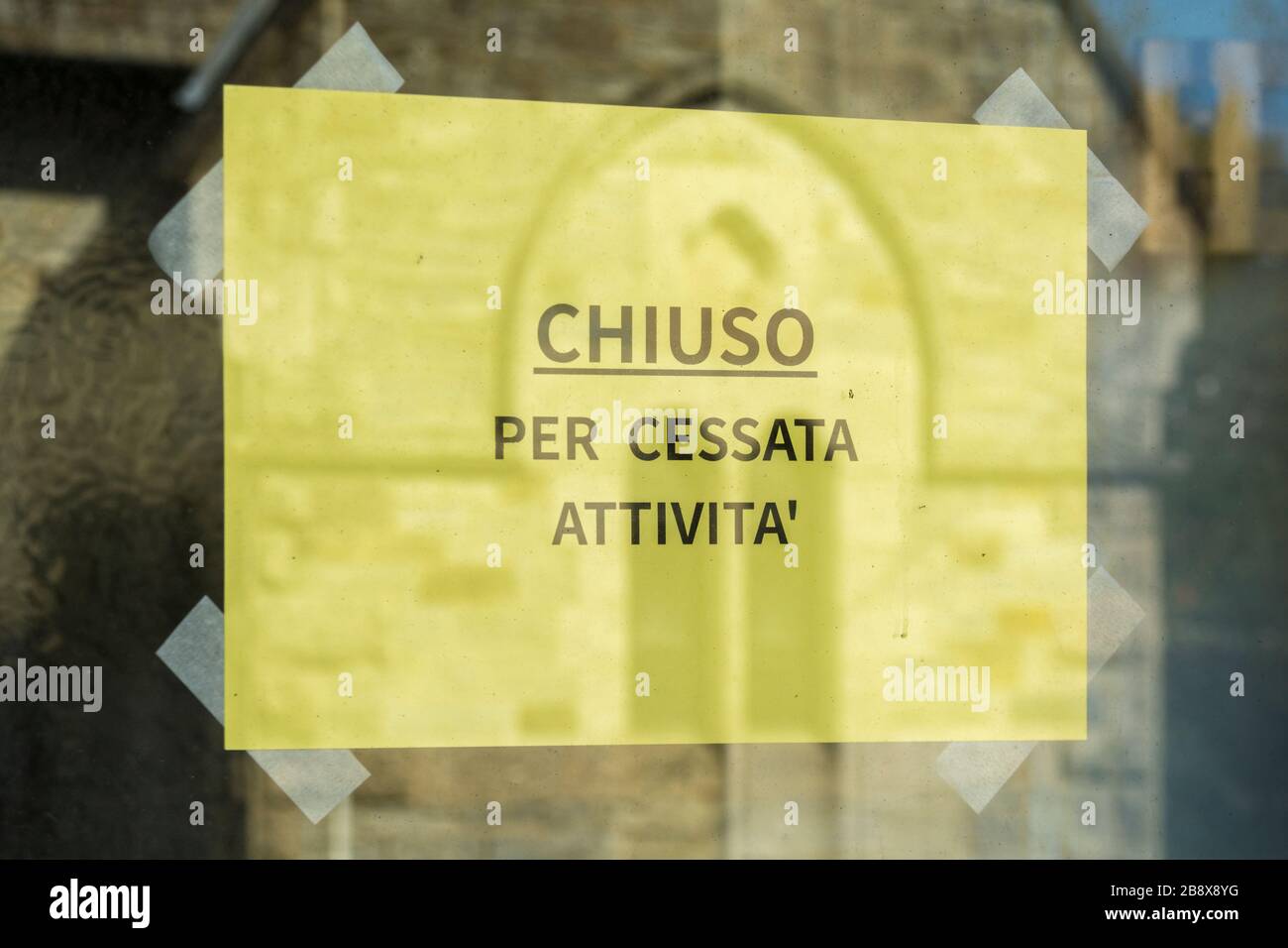 Italian shop and chiuso sign hi-res stock photography and images - Alamy