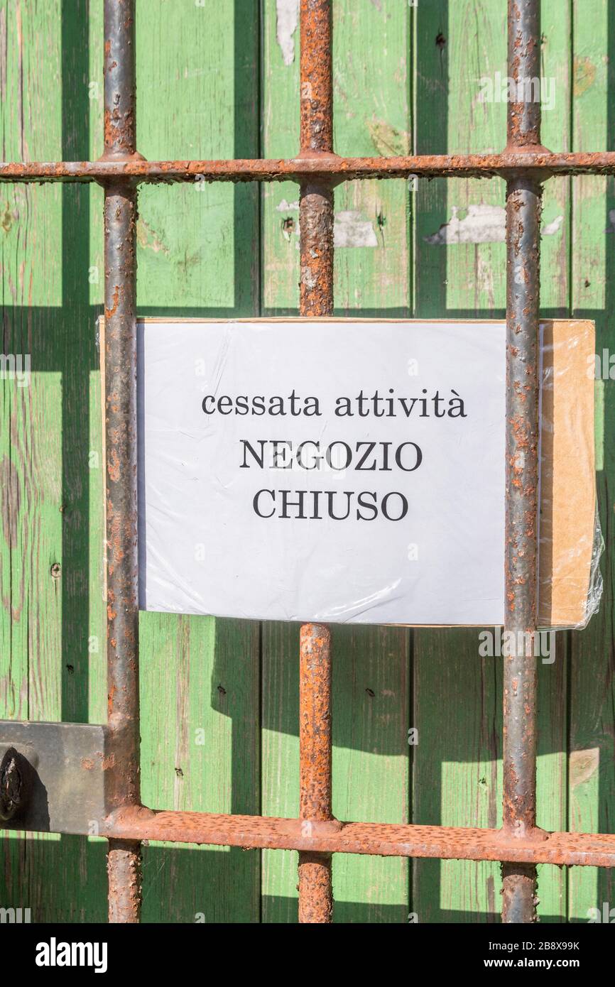 Chiuso sign on railings hi-res stock photography and images - Alamy