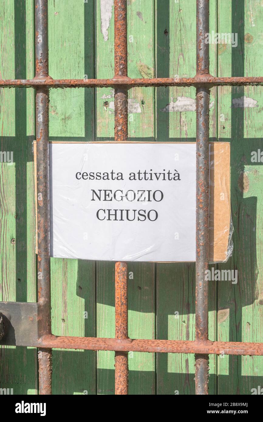 Chiuso sign on railings hi-res stock photography and images - Alamy