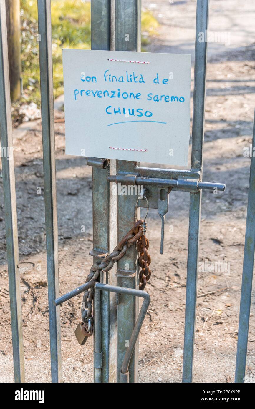 Gate chiuso sign hi-res stock photography and images - Alamy