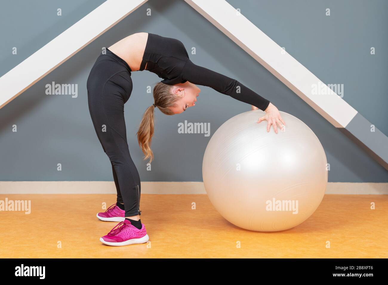 Head tilt pose hi-res stock photography and images - Alamy