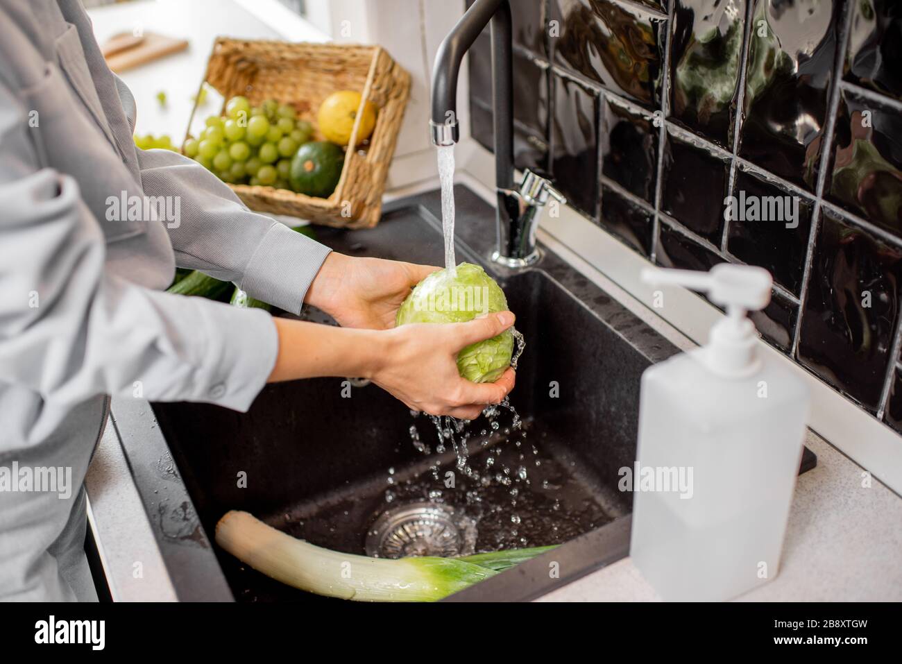 Wash vegetables female hands hi-res stock photography and images - Alamy