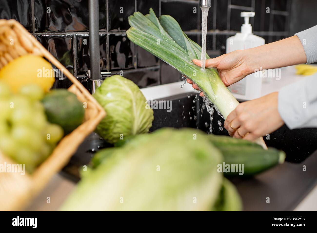 Wash vegetables female hands hi-res stock photography and images - Alamy