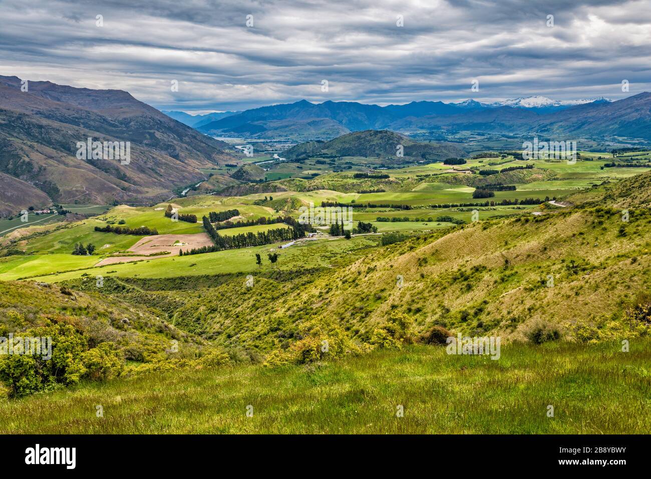 Wakatipu Basin, view from Crown Range road, near Arrowtown, Otago ...