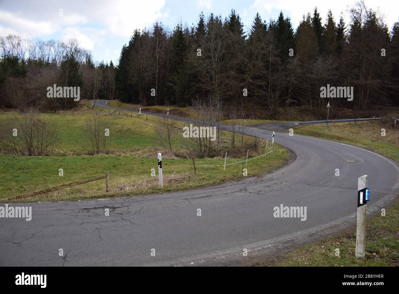 Narrow street country garden hi-res stock photography and images - Alamy