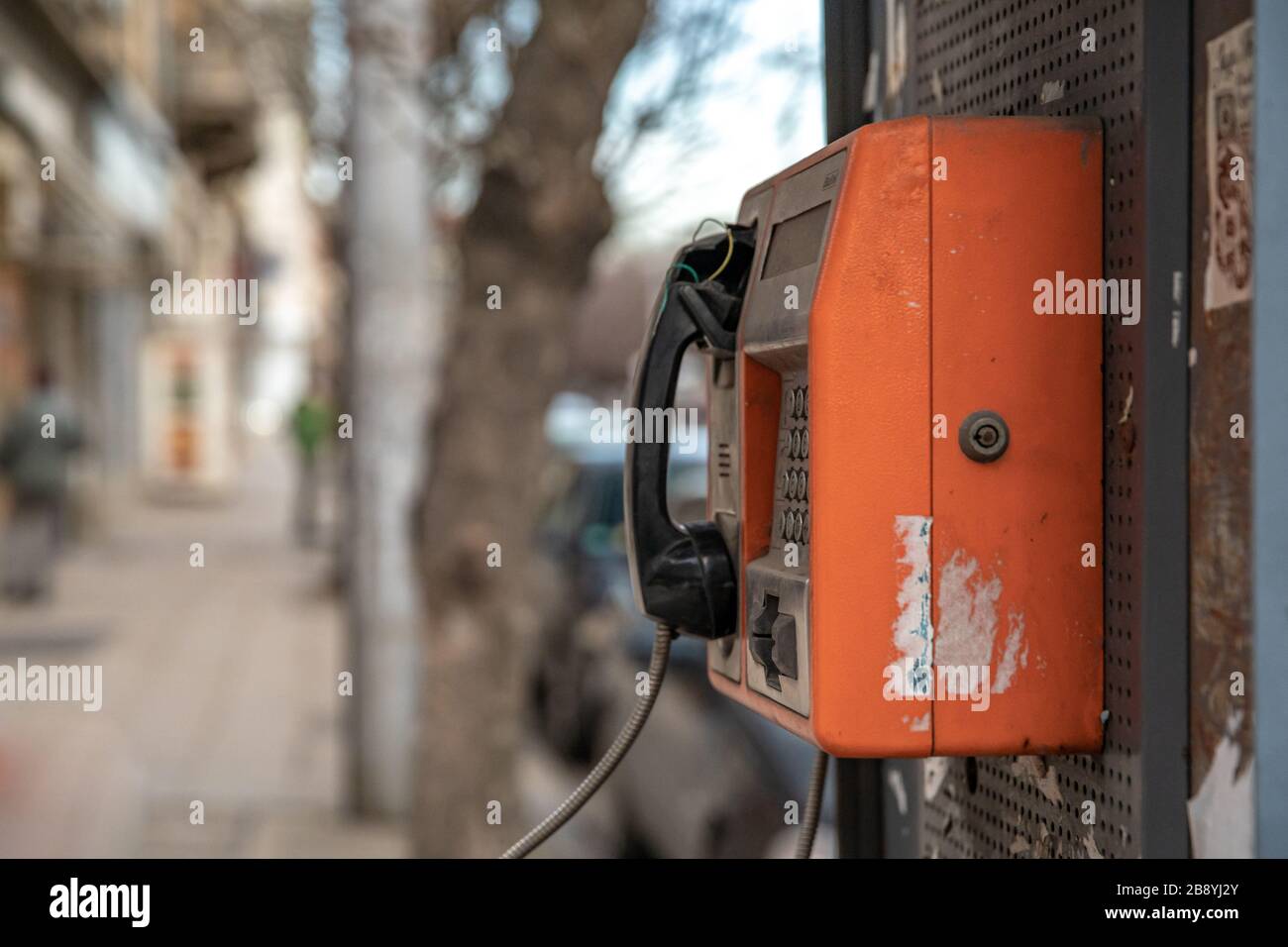 old red pay phone on city street Stock Photo - Alamy