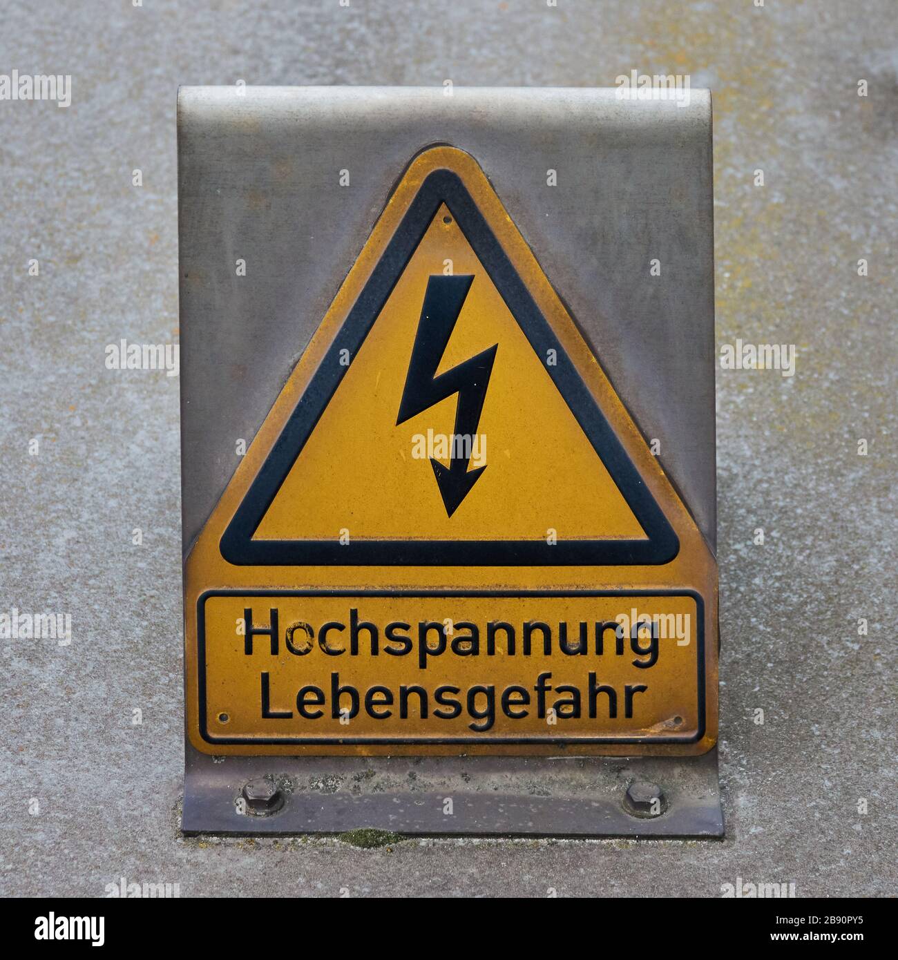 Yellow warning sign with a stylised lightning bolt and the German ...