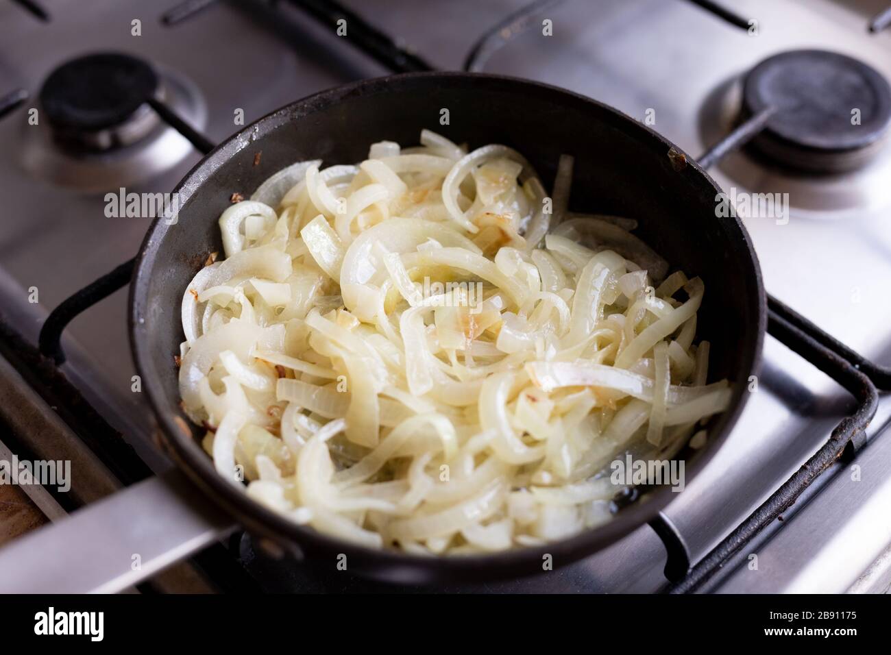 Cut onions in kitchen hi-res stock photography and images - Alamy