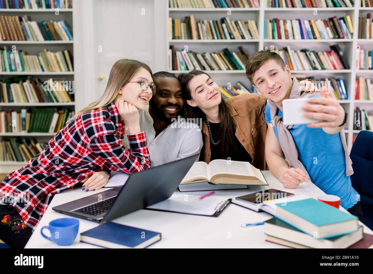 People having fun in library hi-res stock photography and images - Alamy