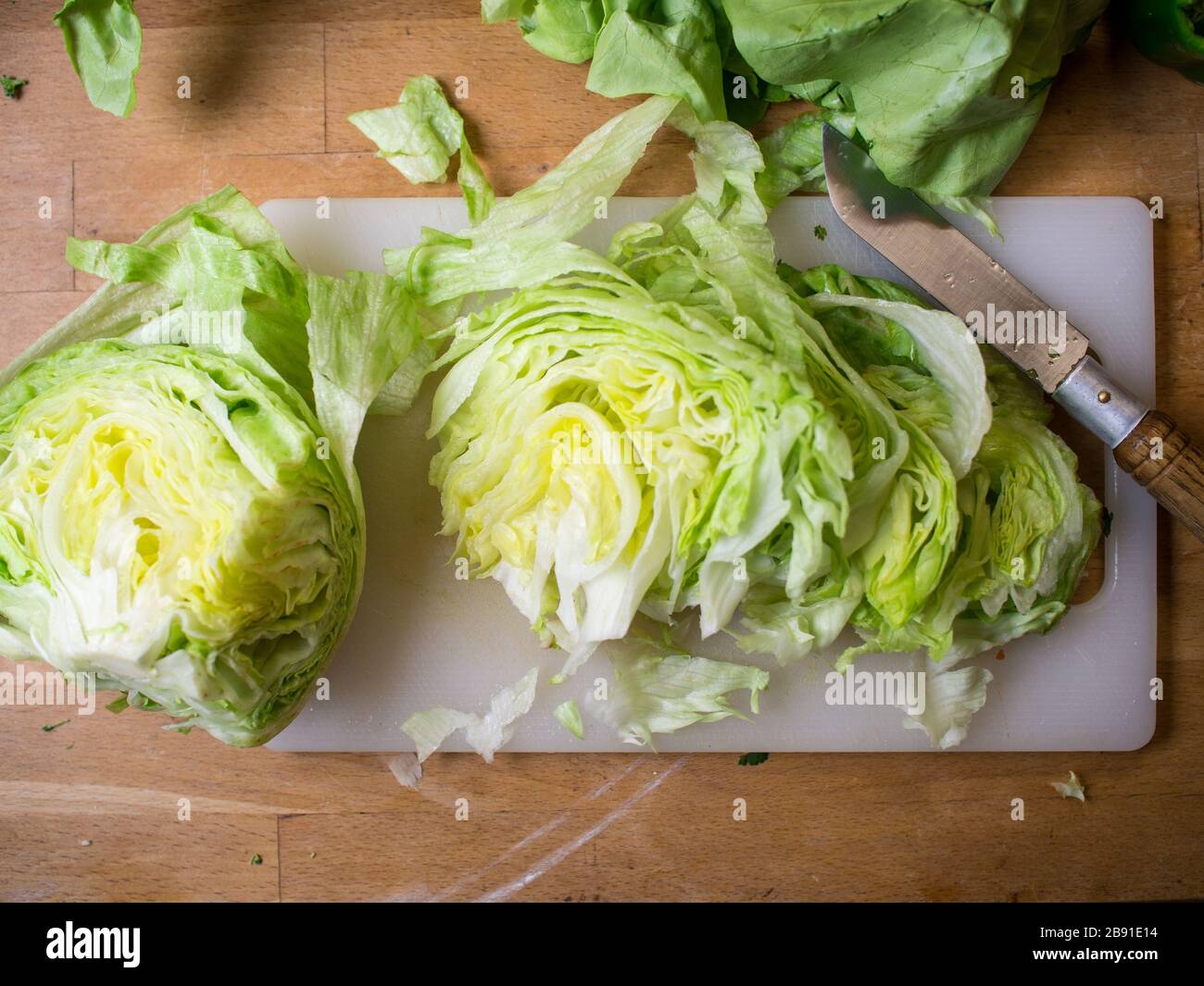 Chopped iceberg lettuce and knife Stock Photo - Alamy