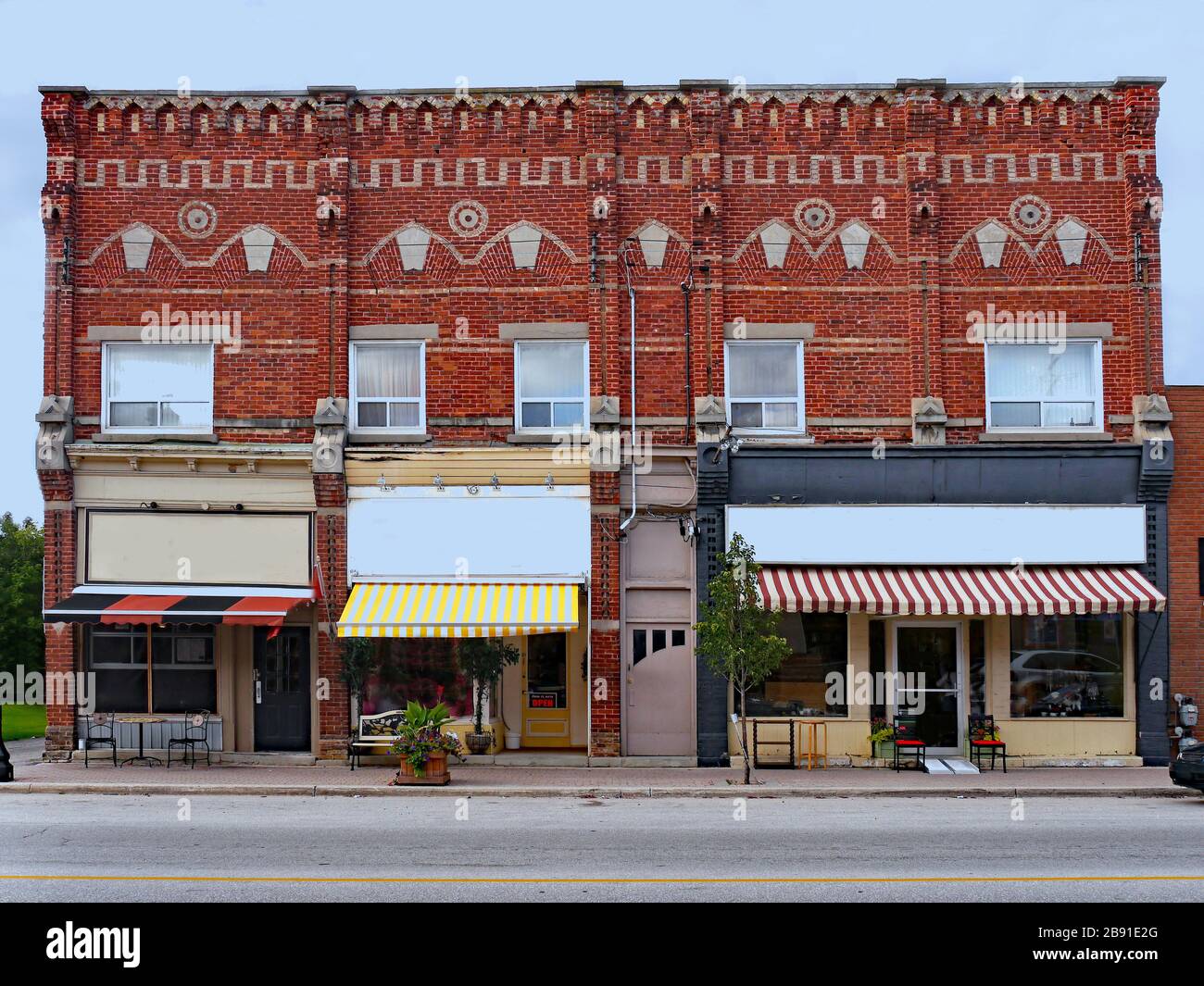 Old fashioned storefront hi-res stock photography and images - Alamy