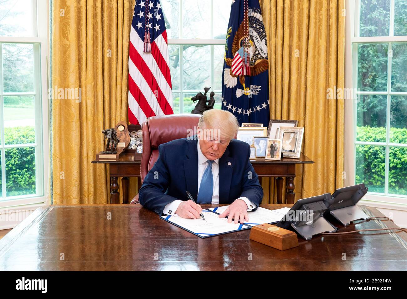 Resolute desk president hi-res stock photography and images - Alamy