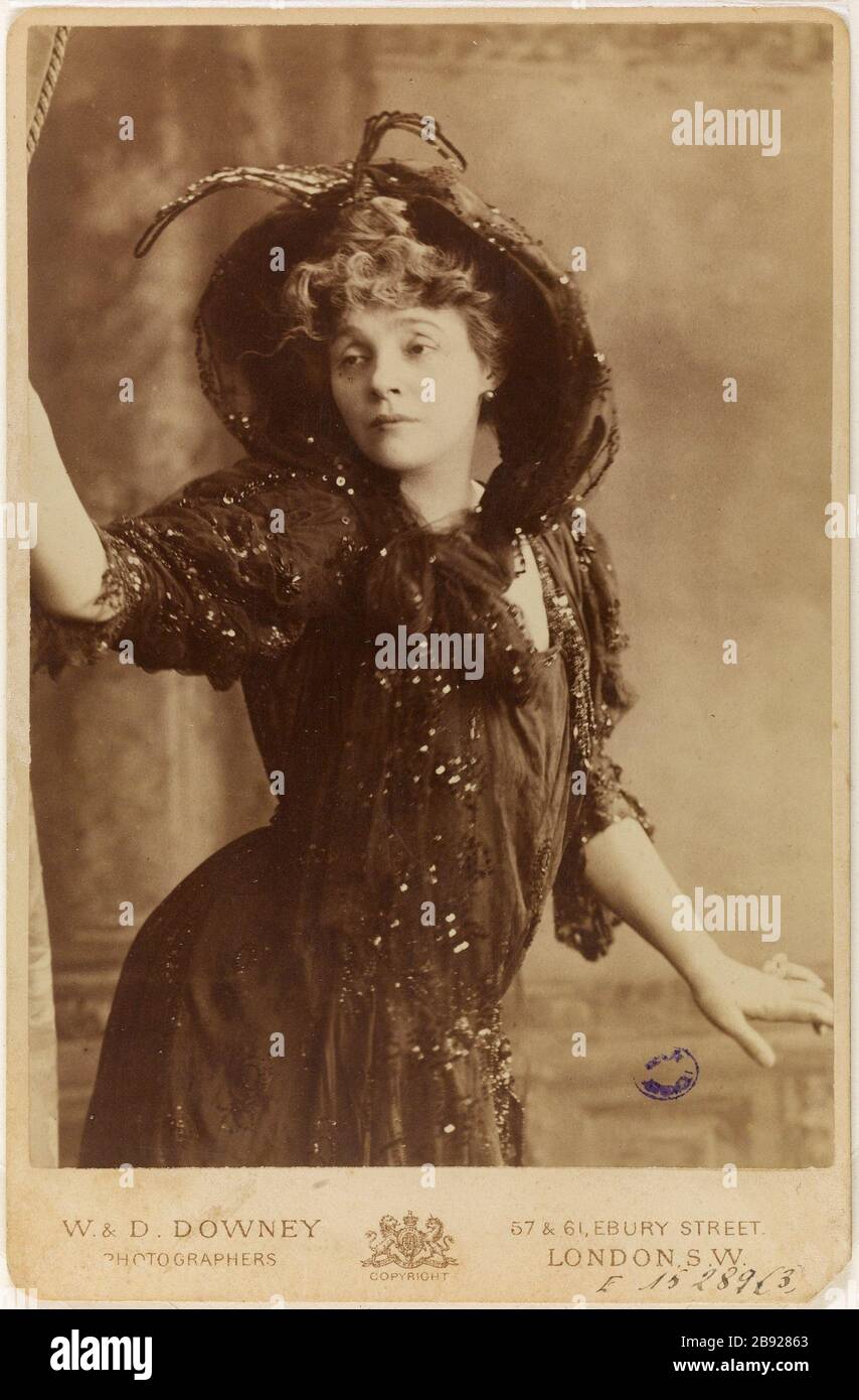 Portrait of Rejane (actress) Portrait de Réjane, actrice. Photographie ...