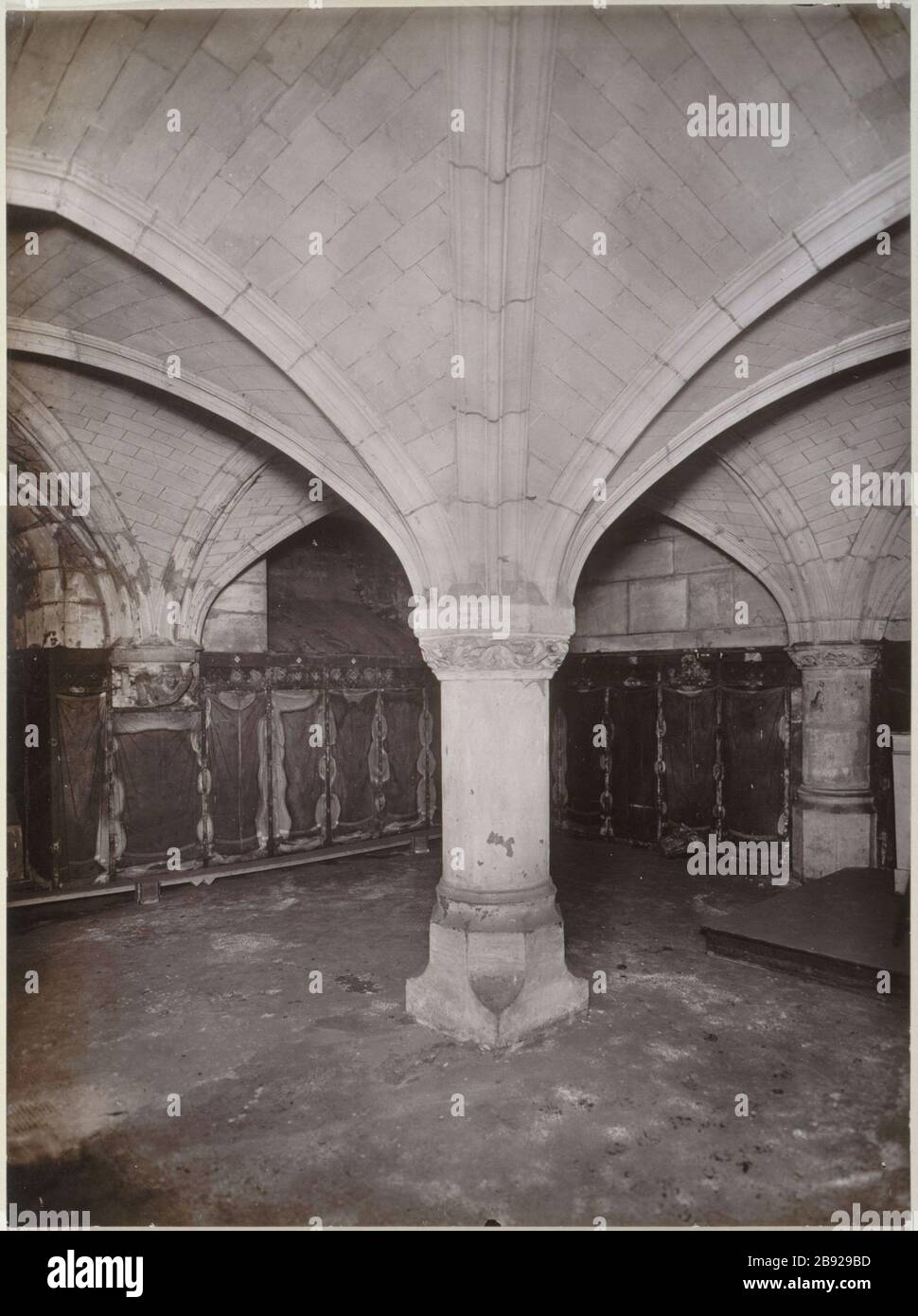 SET THE CRYPT ST MERRI Ensemble de la crypte de Saint-Merri. Paris ...