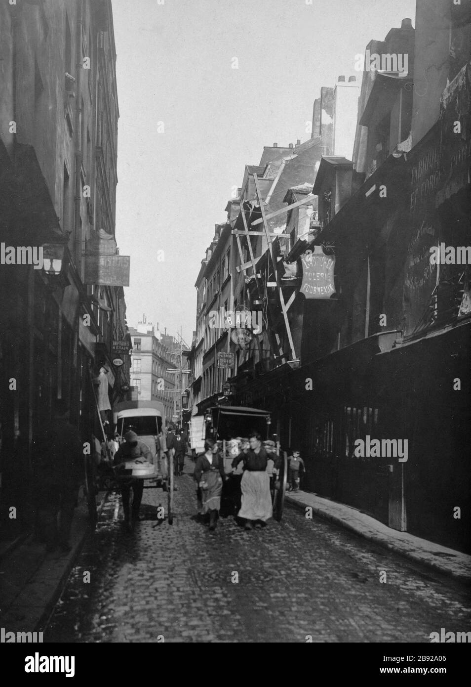 Vue regardant Black and White Stock Photos & Images - Alamy