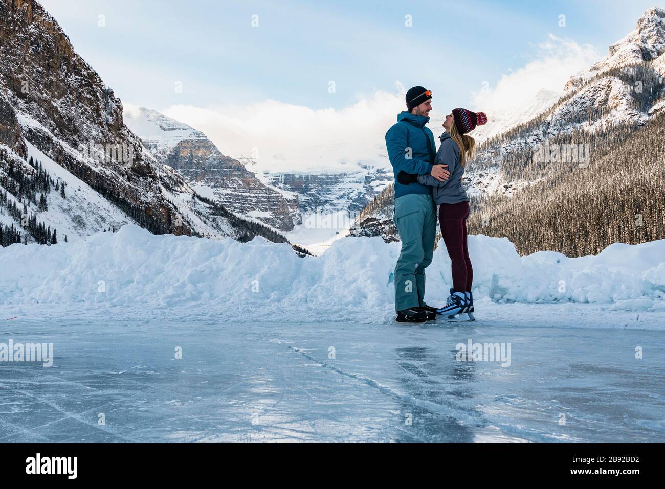 Couple skating hi-res stock photography and images - Alamy