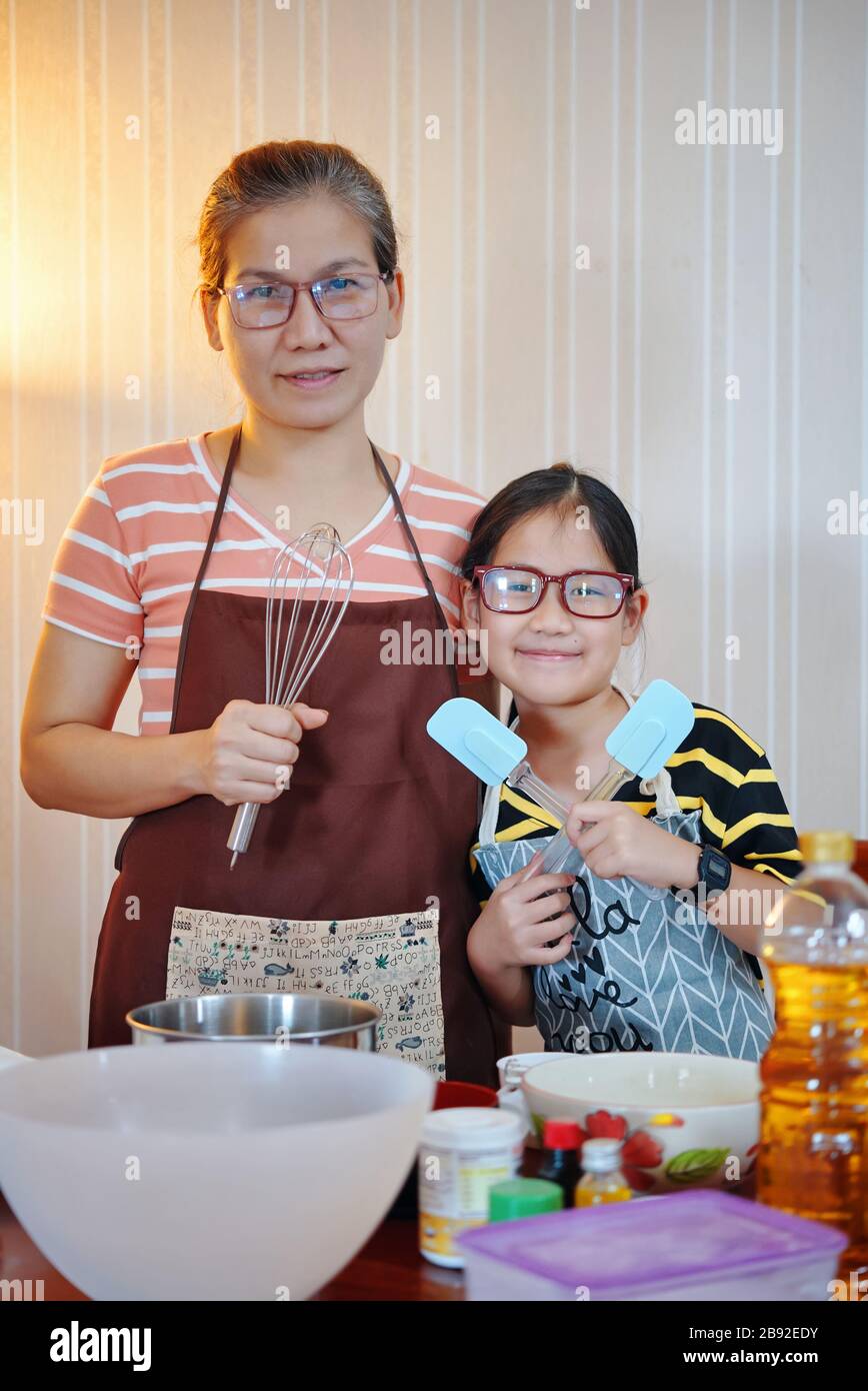 Portrait of mother and daughter in kitchen Stock Photo - Alamy