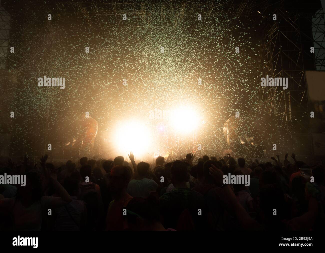 Night club crowd confetti hi-res stock photography and images - Alamy