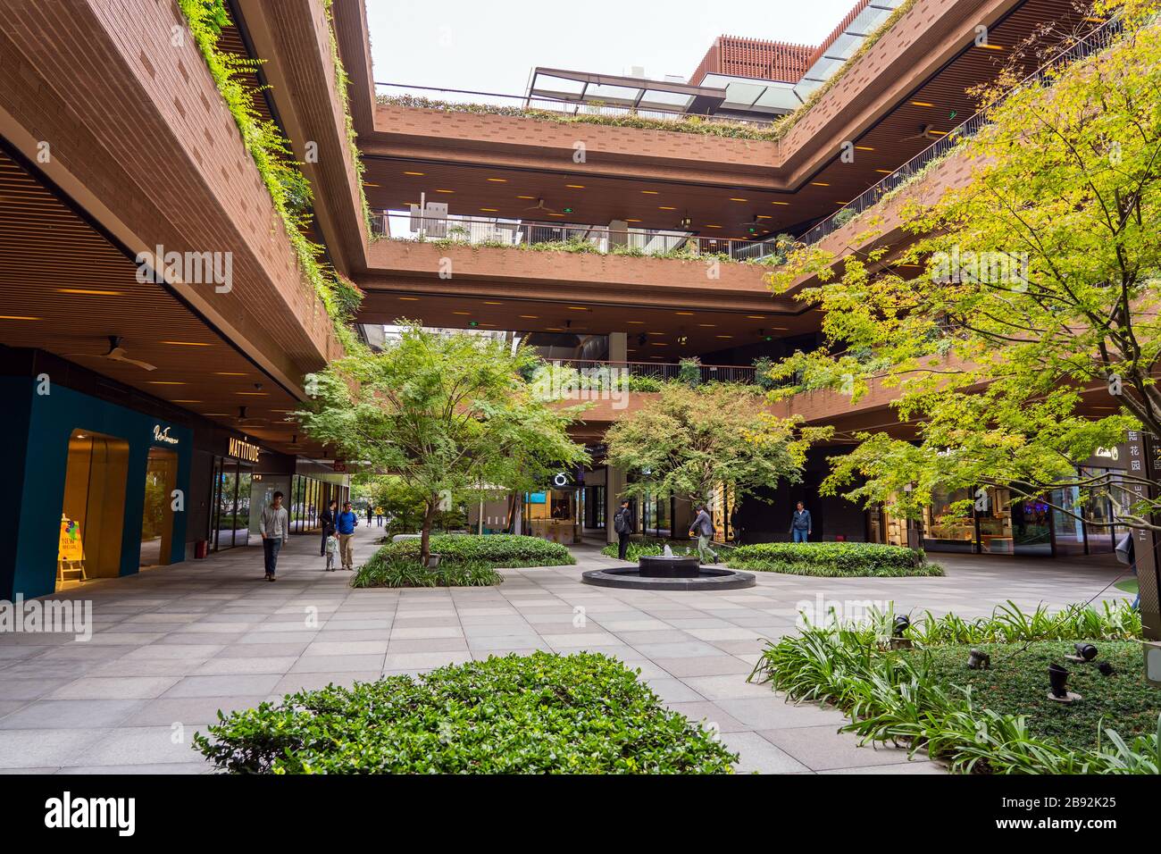 A shopping mall courtyard hi-res stock photography and images - Alamy