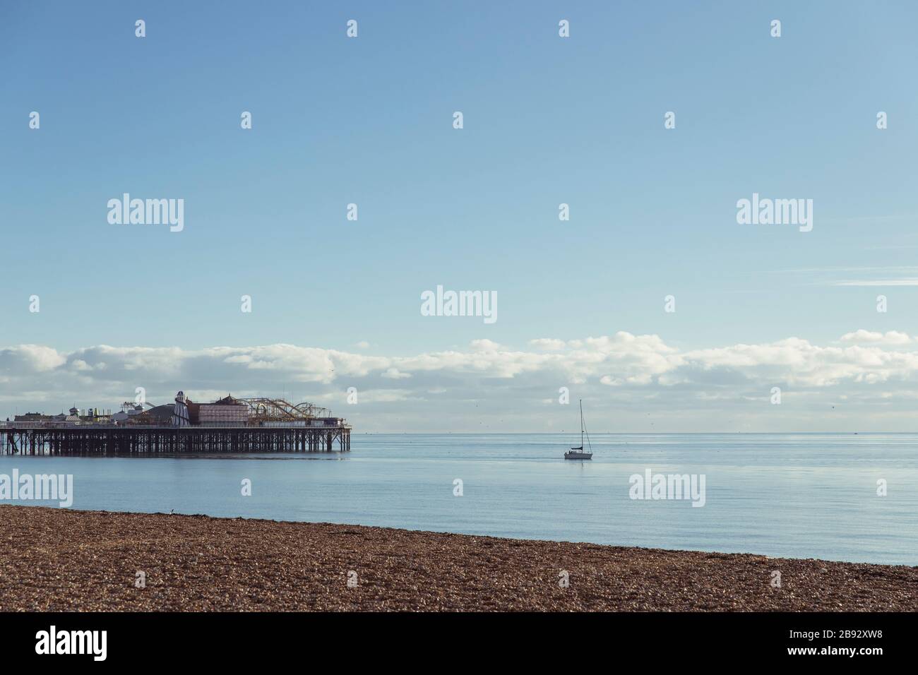 Brighton pier boat promenade beach hi-res stock photography and images ...