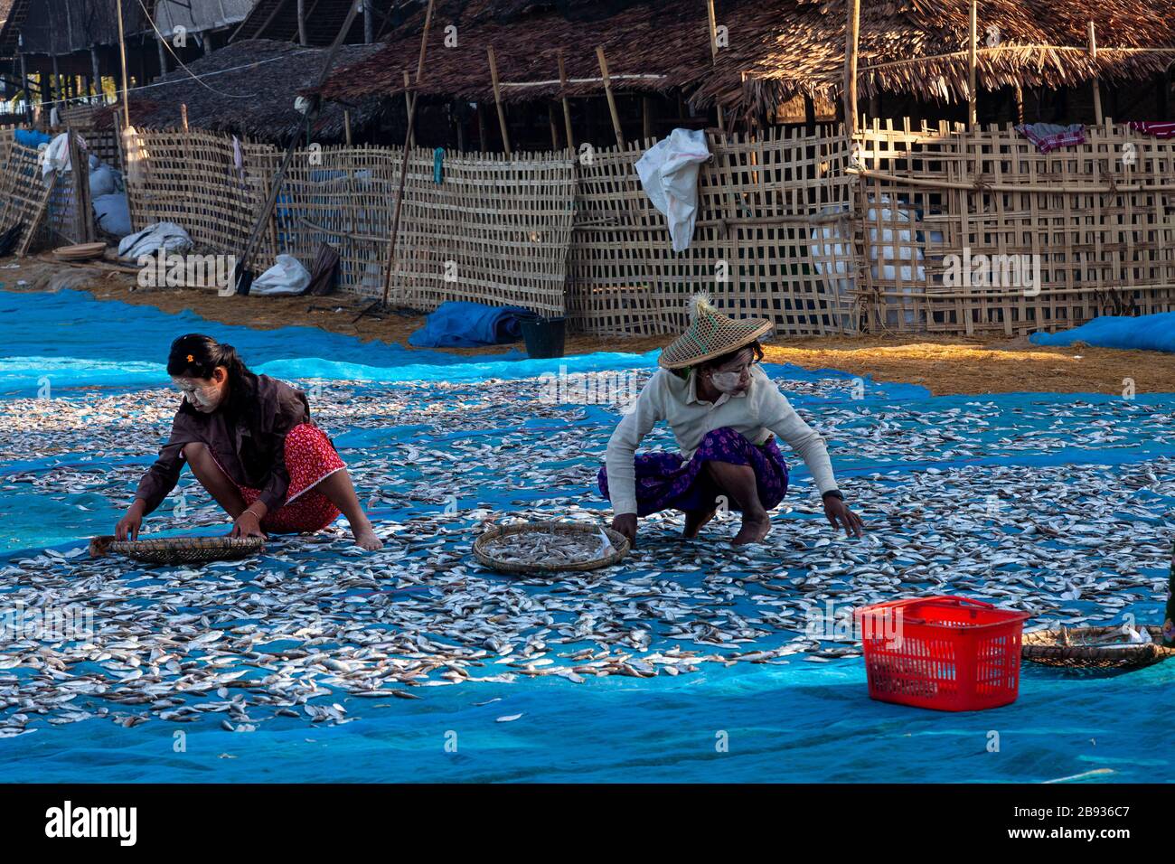 Ladies selling fish hi-res stock photography and images - Alamy