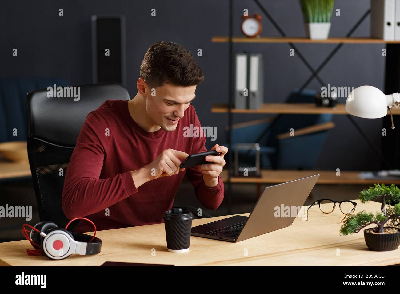 Man playing games on mobile hi-res stock photography and images - Alamy