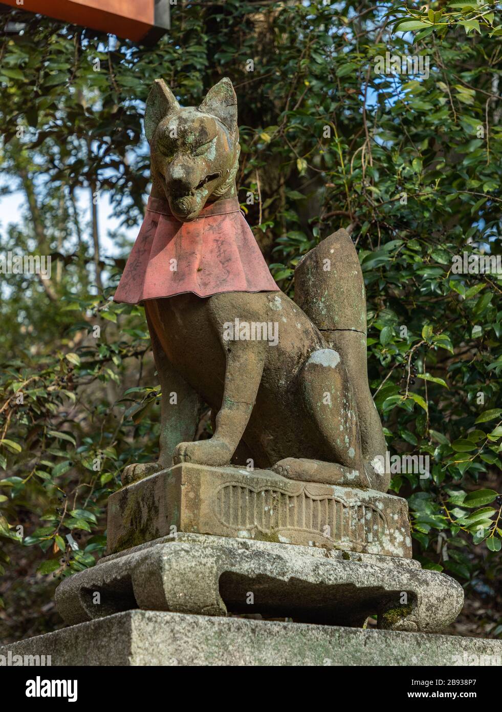A picture of a fox sculpture at the Fushimi Inari Taisha shrine Stock ...
