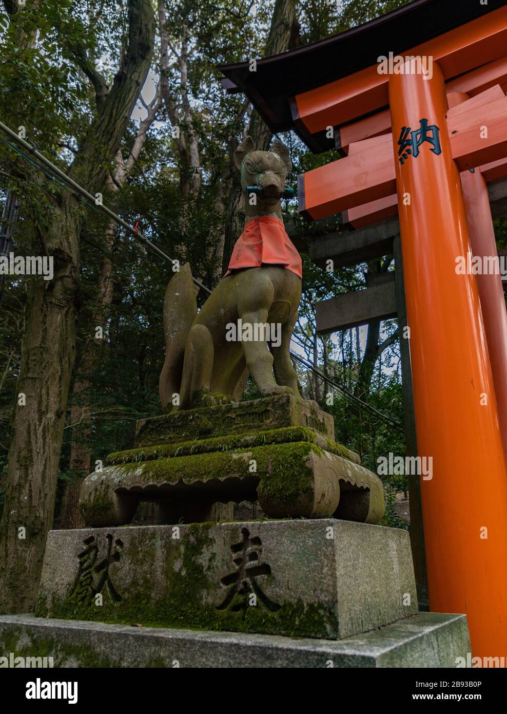 A picture of a fox sculpture at the Fushimi Inari Taisha shrine Stock ...